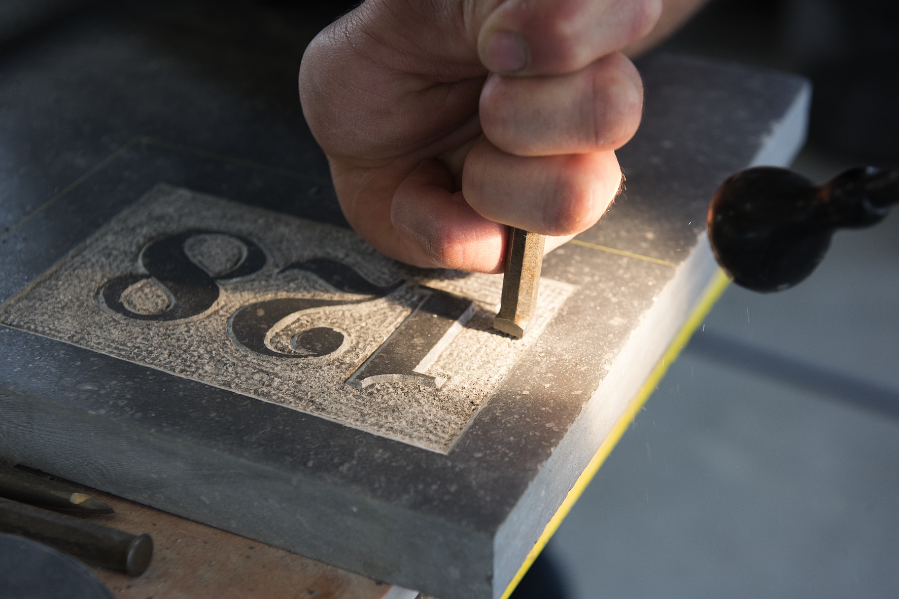 Gravure sur pierre et dessin typographique